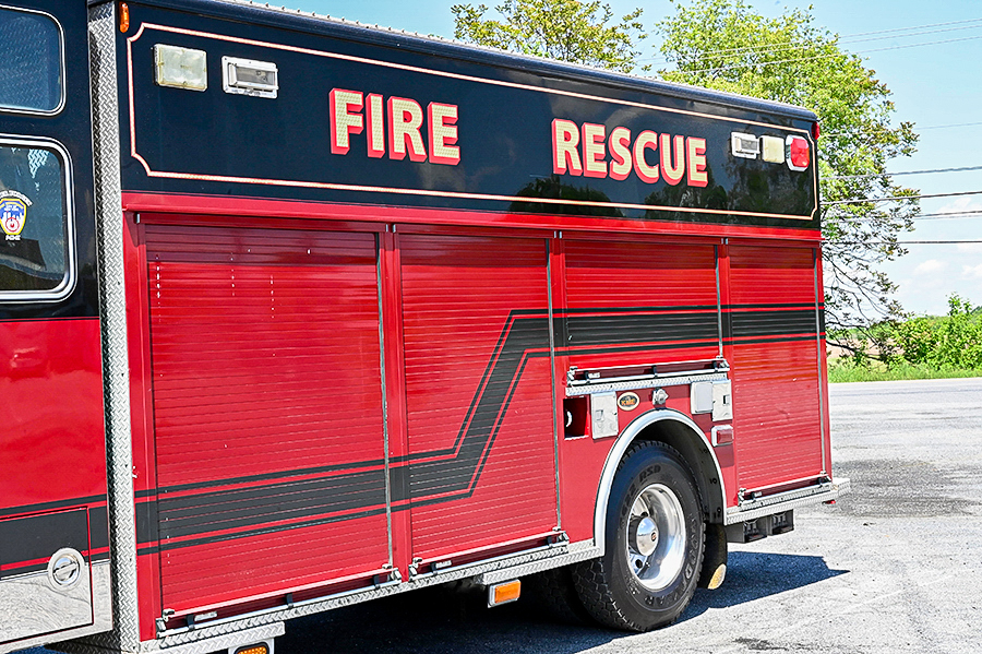 SOLD SOLD SOLD 2002 KME Non Walk-In Heavy Rescue with Cascade - Command ...