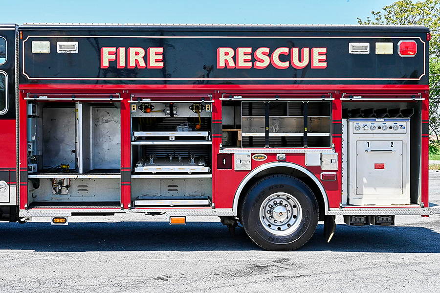 SOLD SOLD SOLD 2002 KME Non Walk-In Heavy Rescue with Cascade - Command ...